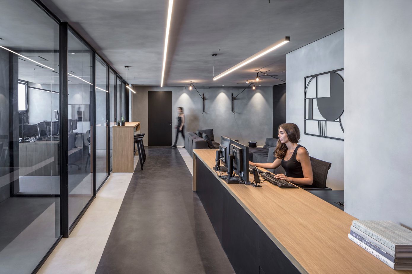 009-monochrome-office-space-tal-goldsmith-fish-design-studio | HomeAdore