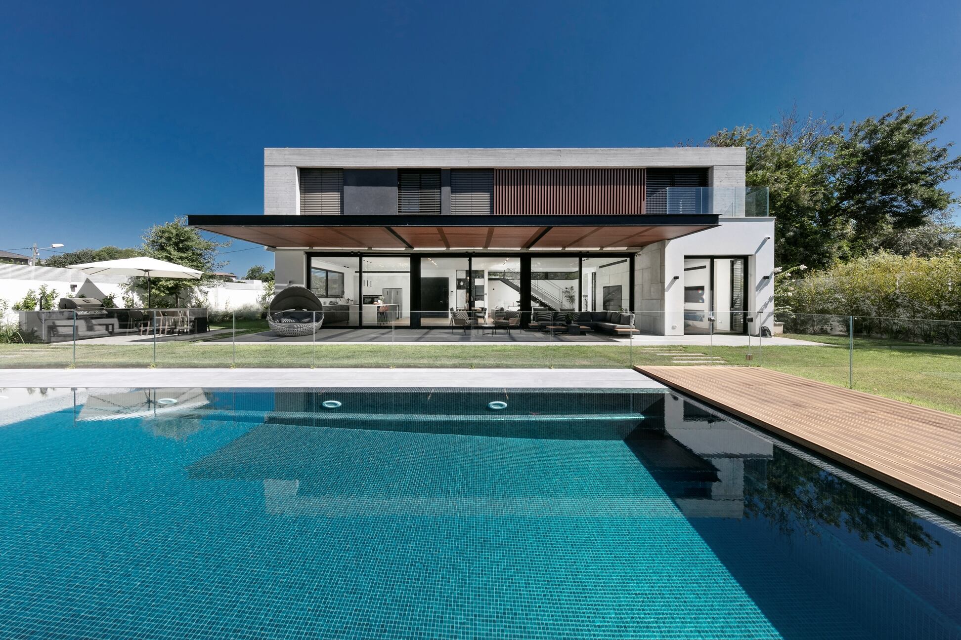 Brutalist Yet Warm by Apple Architects | HomeAdore