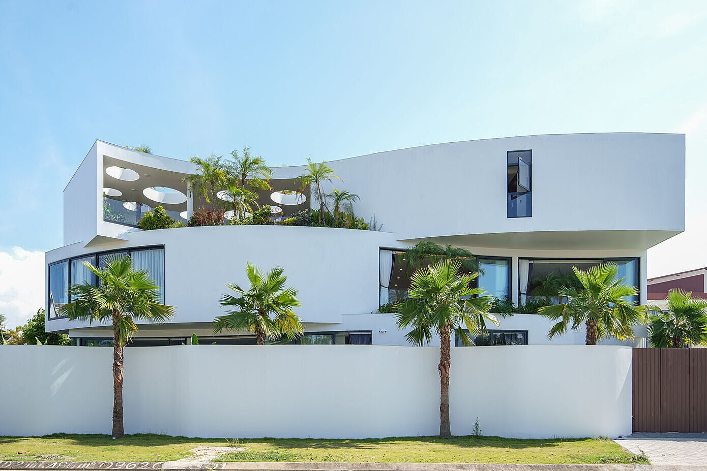 Waves House: A Nature-Inspired Coastal Home for Multi-Generational ...