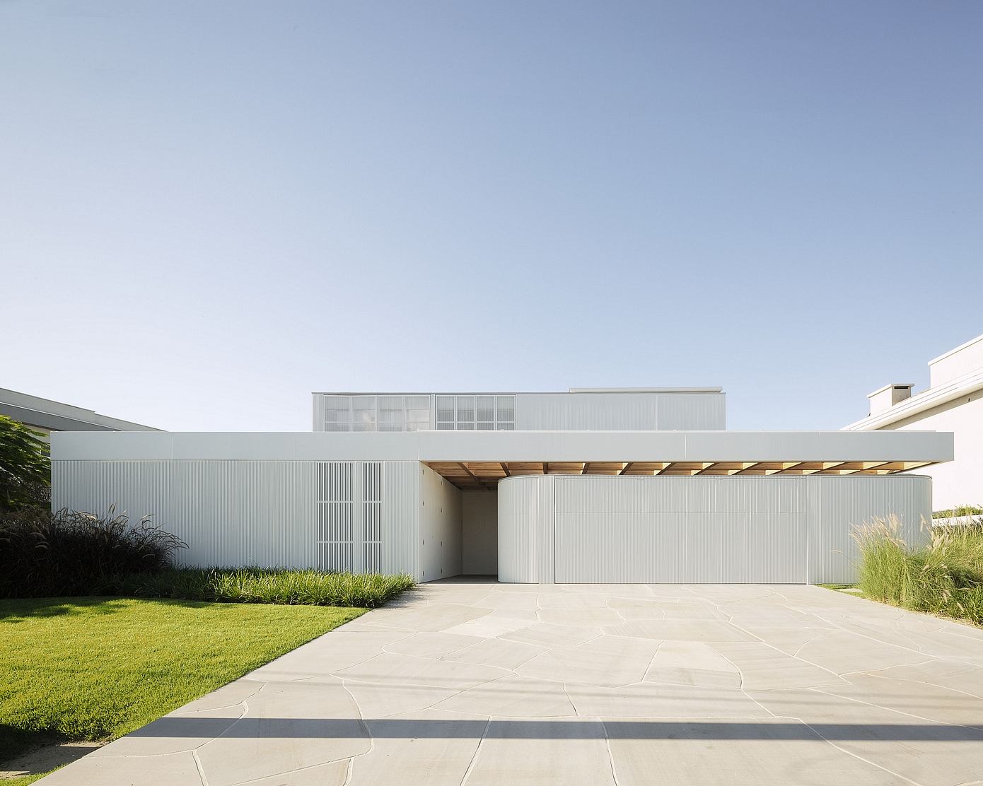 Lua House: Modern Family Retreat Architecture in Brazil