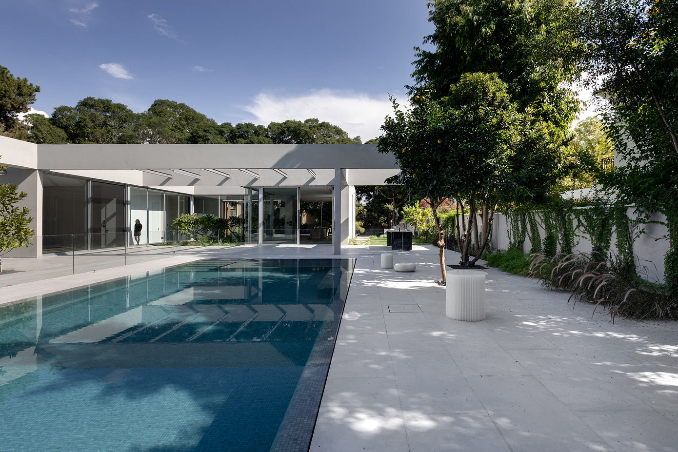 A Home that is the Perfect Canvas by Nitzan Horowitz | HomeAdore