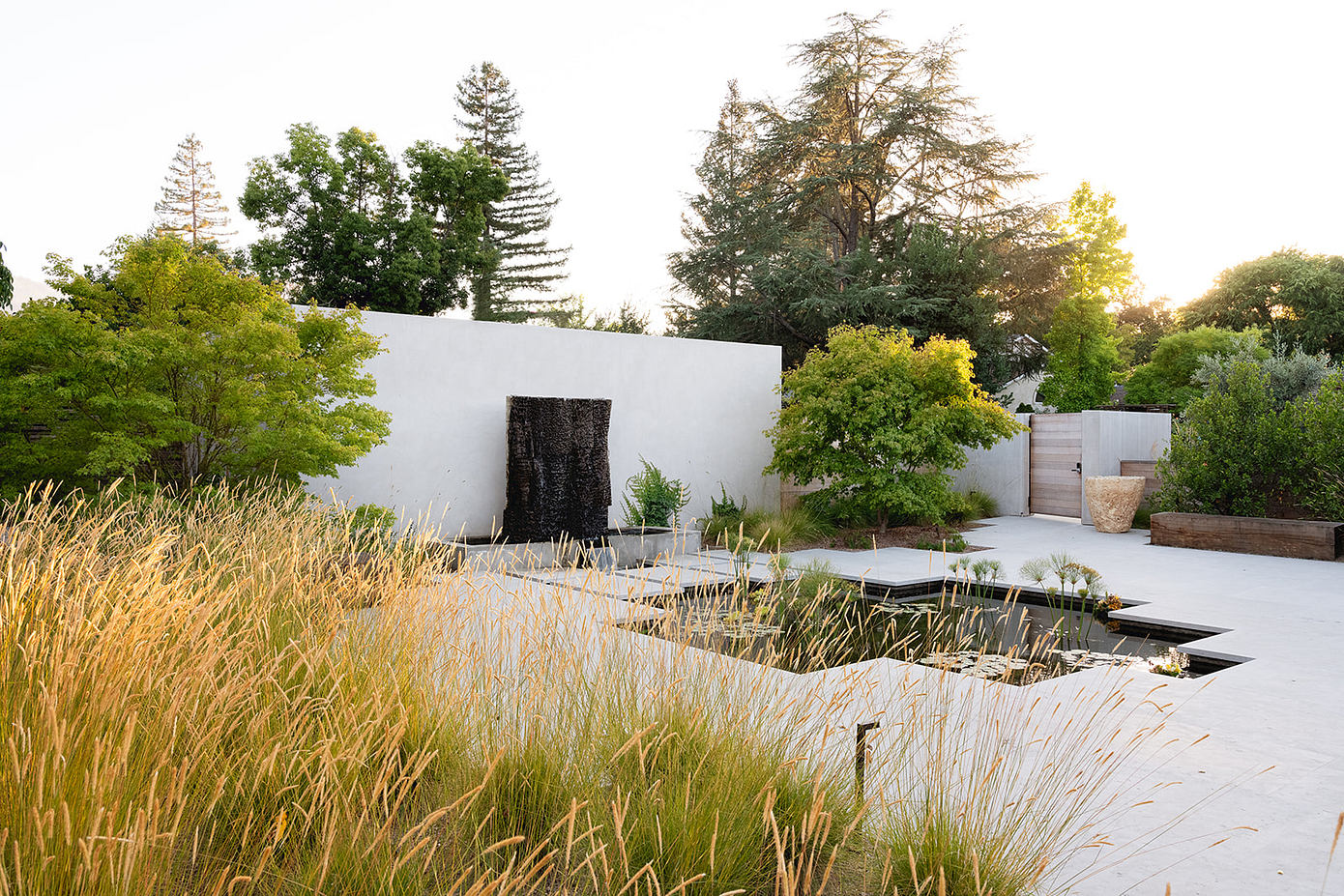 Wood, Water and Stone: Reclaimed Timber Grounds a Courtyard Retreat ...