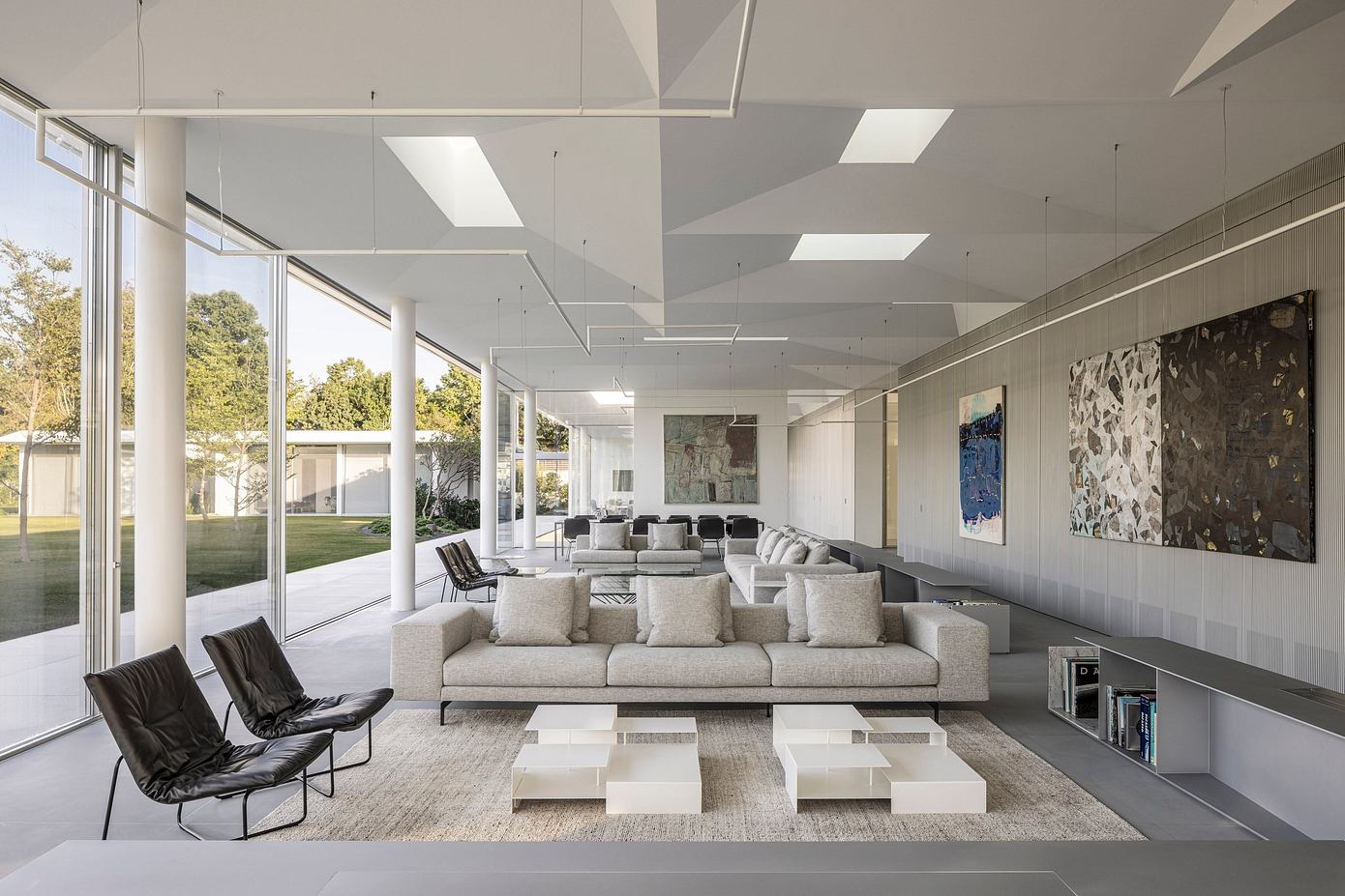 Floating Roof House Extends a 76-Meter Screen Toward Calm Gardens ...